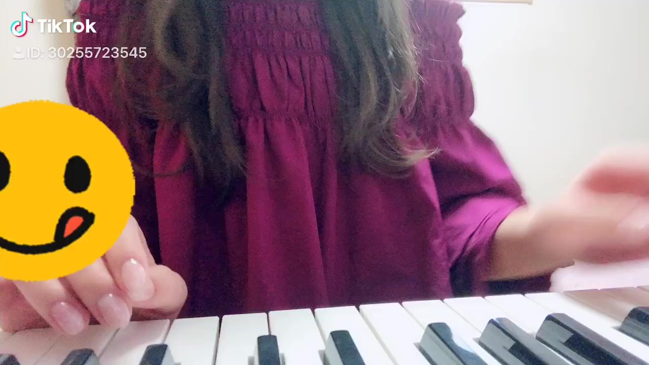 26歳女が10年振りにピアノを触ったらあの曲を弾き始めた。 - ニコニコ動画
