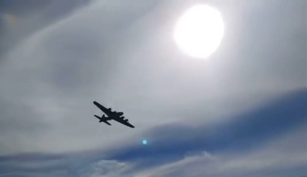 ホモと見る テキサス州ダラスの航空ショーにてB-17とP-63の空中衝突事故 - ニコニコ動画