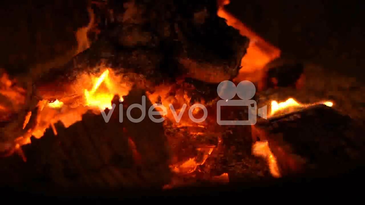 Night shot of red hot bonfire flames burning from glowing red coals 細川 ...