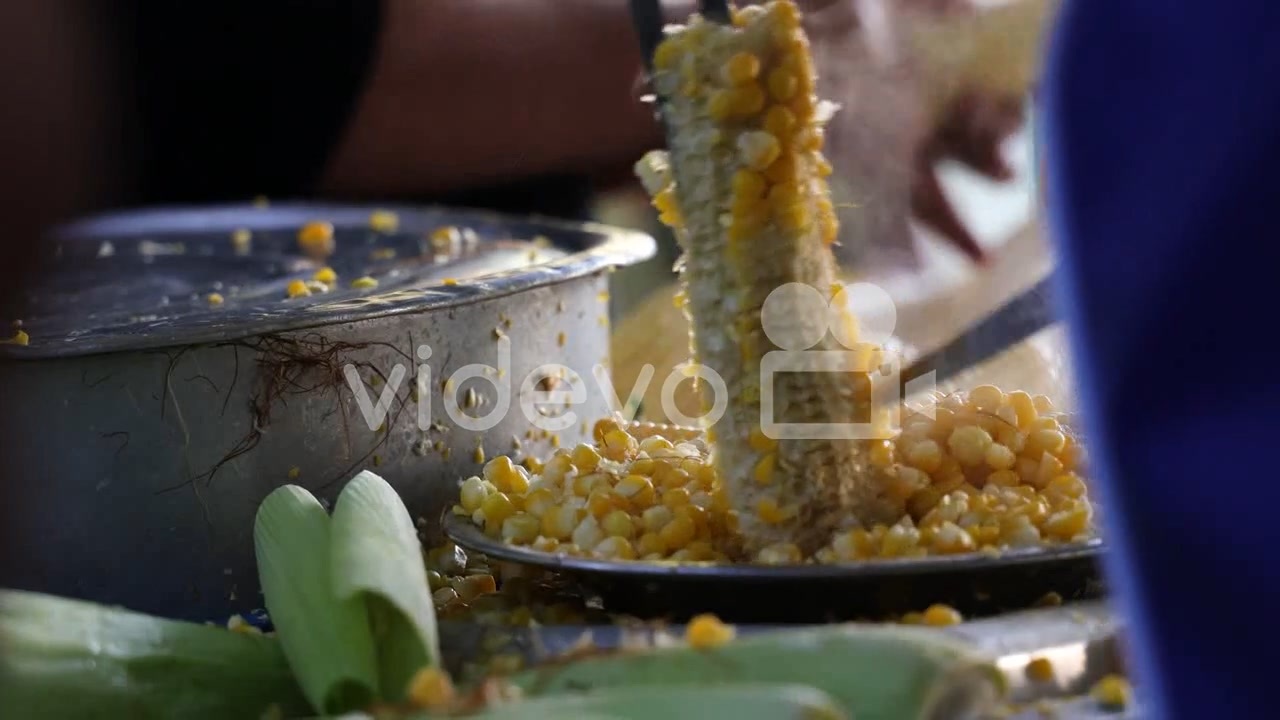 Threshing boiled yellow maize corn with knife, hot boiled maize corn 細川康孝 - ニコニコ動画
