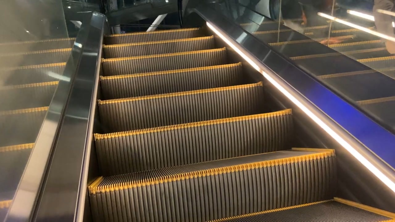 【エスカレーター2022】 御茶ノ水ワテラス夜のライトアップされたエスカレーター2022_4_6 - ニコニコ動画