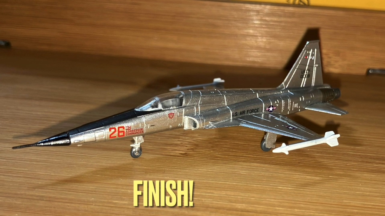 エフトイズ F-5EタイガーII 米空軍第26仮想敵飛行隊司令機F-toys WKC VS18 F-5E Tiger II USAF 26th Aggressor sq Scale:1/144 ...