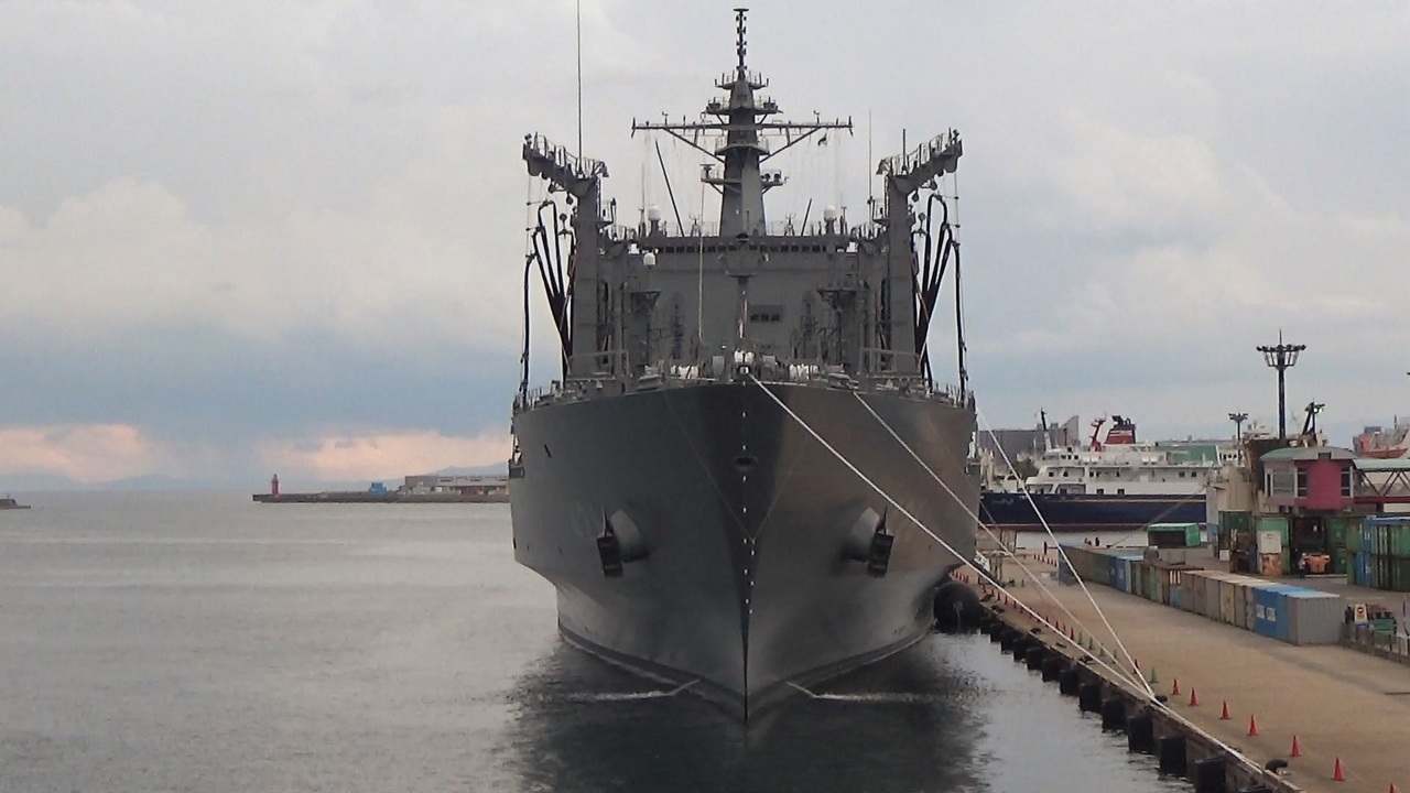 ある日の桜島（その381）＜桜島フェリーから補給艦「おうみ」（AOE-426）を眺める＞ - ニコニコ動画