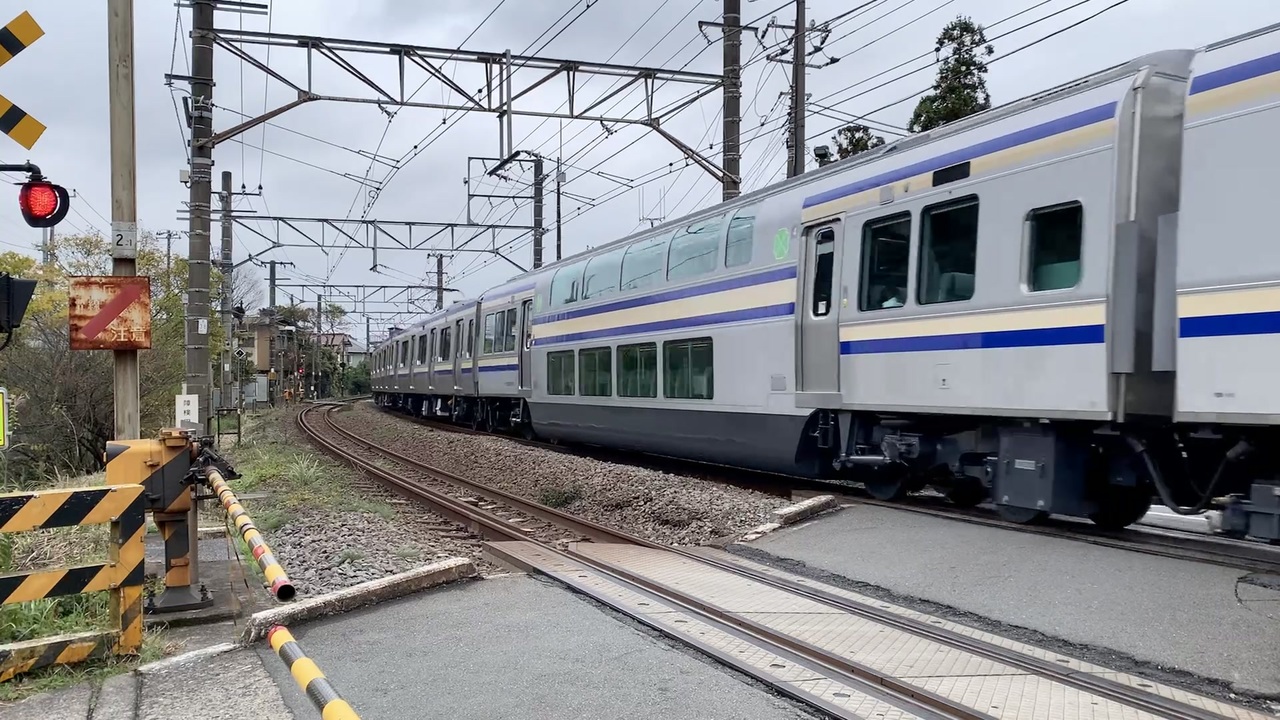 横須賀線 E235系 寿福寺踏切 通過 - ニコニコ動画