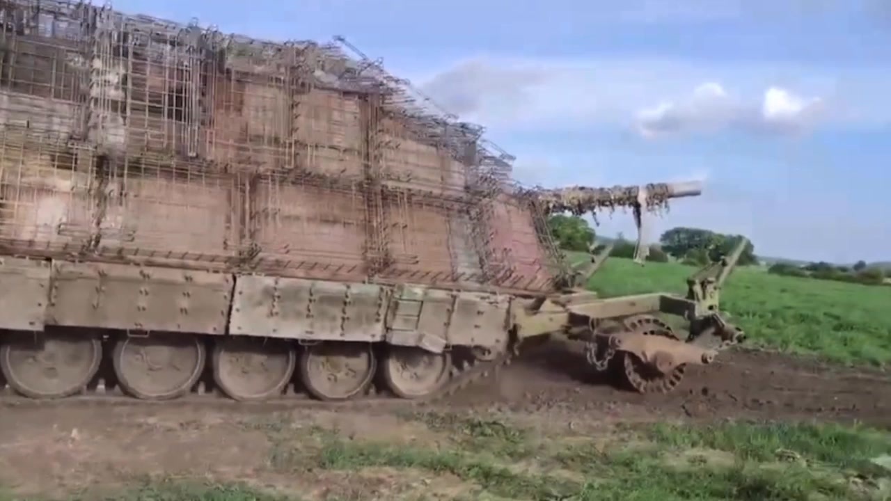 ロシア軍の新型重装甲戦車 ドローン無効化か - ニコニコ動画