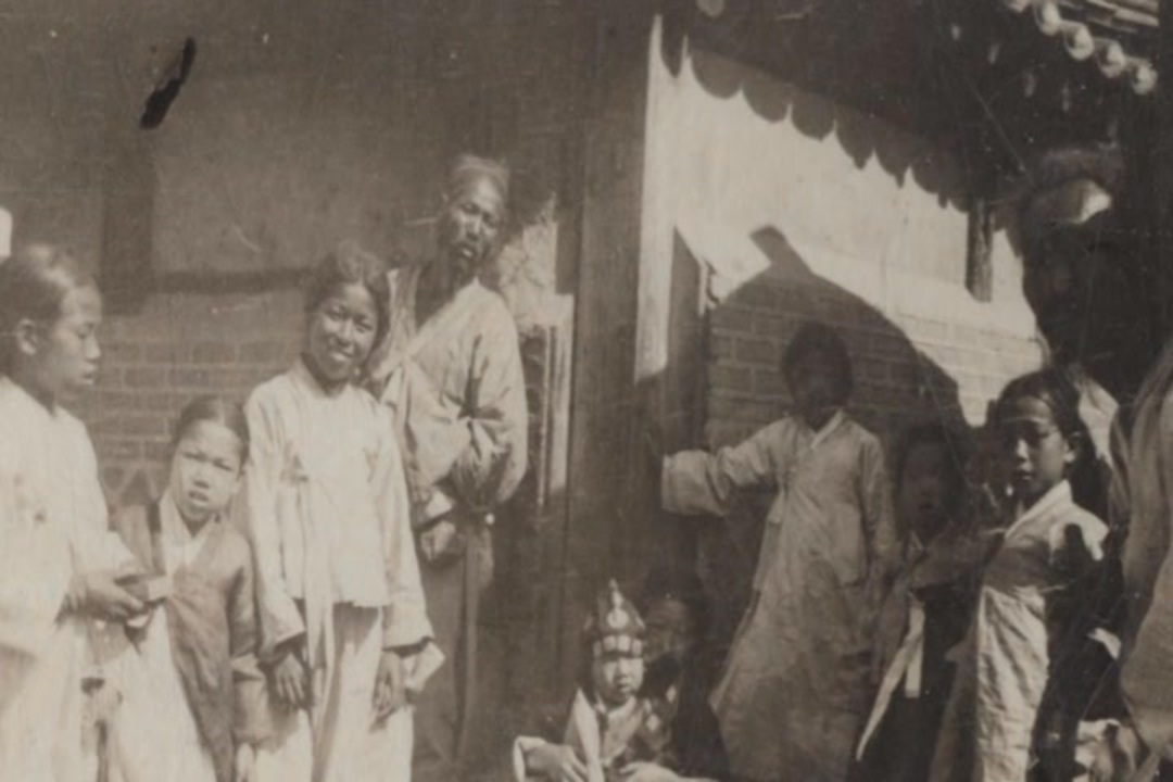 100年前の写真に残る朝鮮半島14 アメリカと韓国の国旗を持った子供たち（孤児？）の列、お店のある街並み、 ニコニコ動画