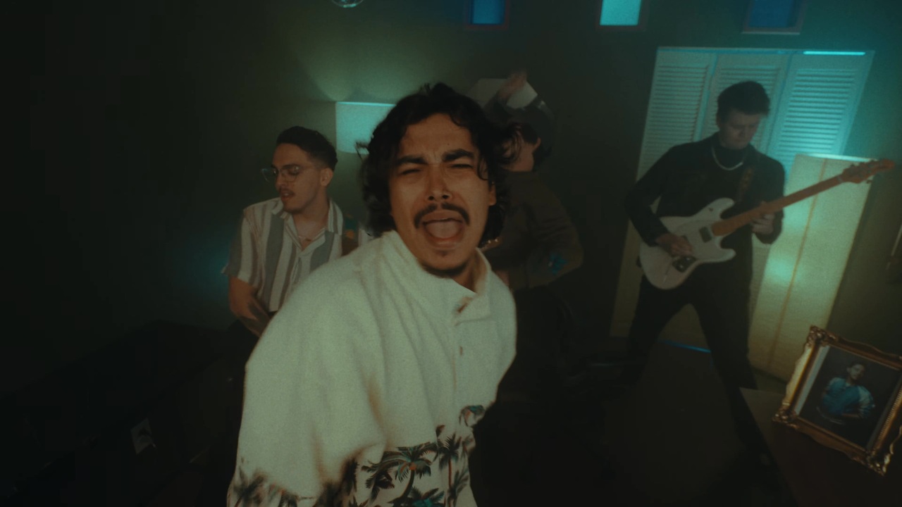 Wolf & Bear - THERE'S NO DUST IN THE CITY (ft Andrew Michael Wells ...