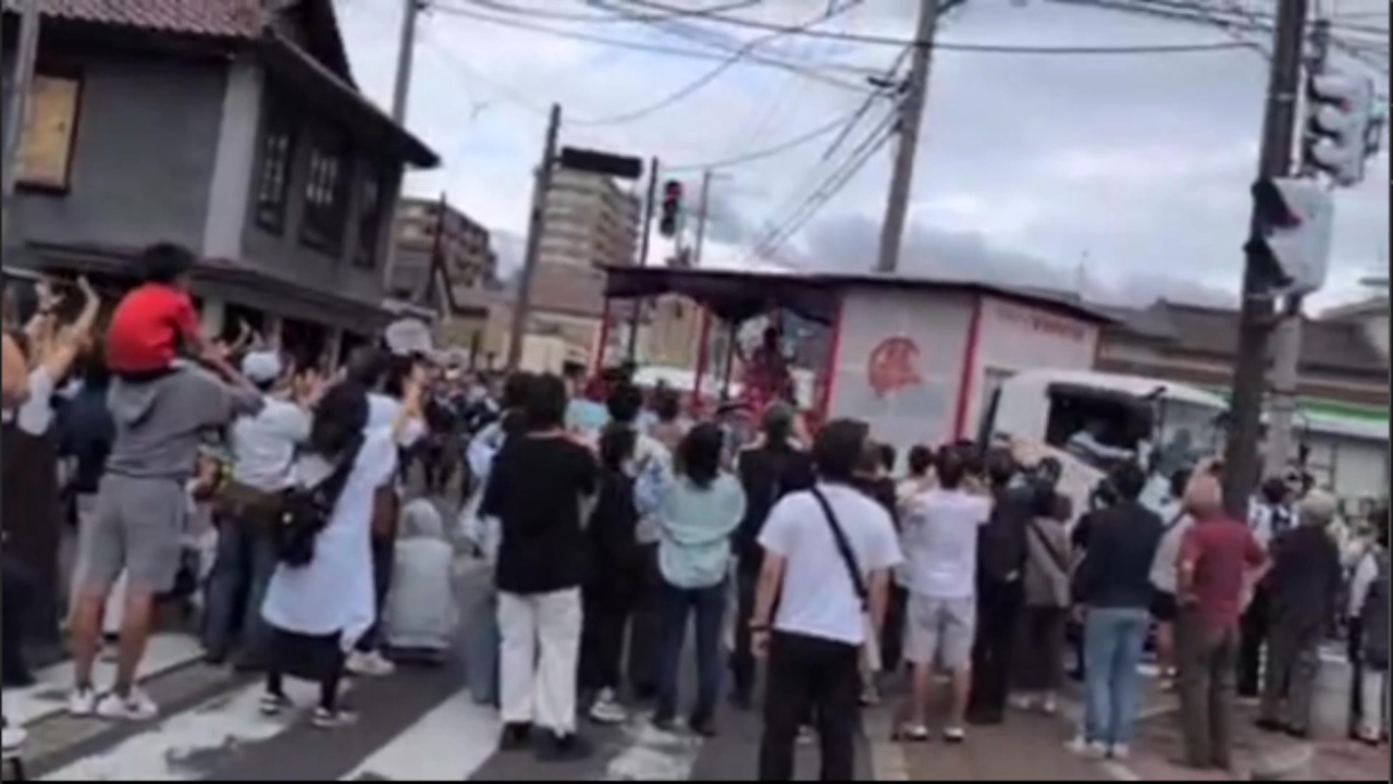 2025/9/20 会津まつりの会場で 突然奇声をあげて逃走するフグちゃん！ - ニコニコ動画